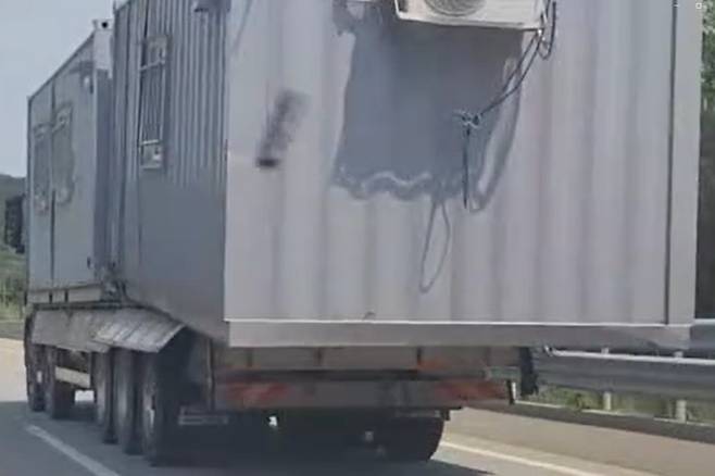 X친거 아냐 컨테이너 2개 싣고 달린 화물차 포착 네티즌 격분 뉴오토포스트
