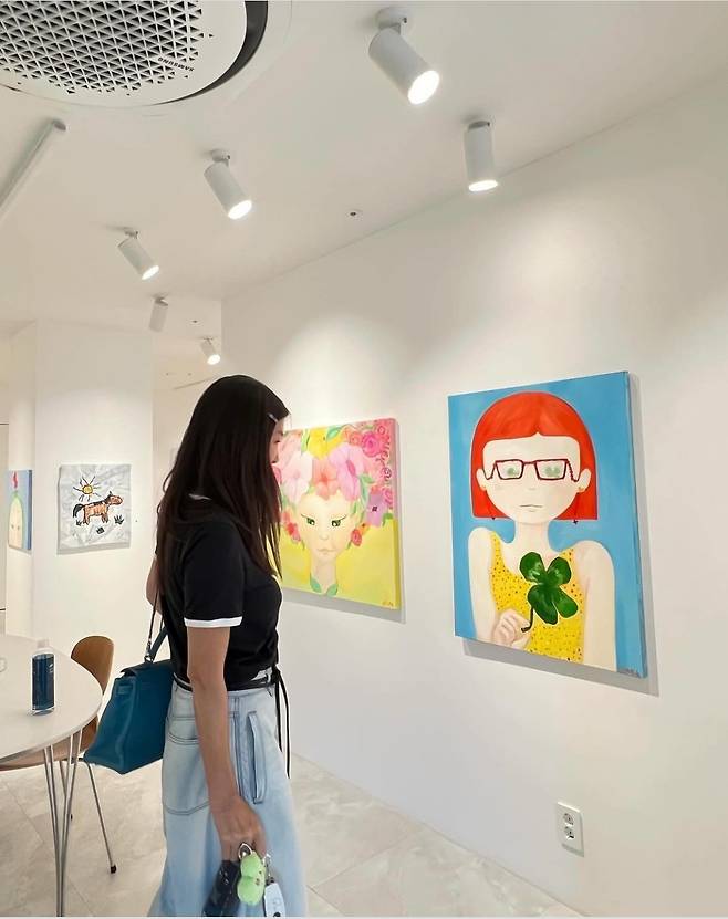 황신혜 60세 멋쟁이 막 입어도 힙해 티셔츠 청바지 나들이룩 스타와 패션