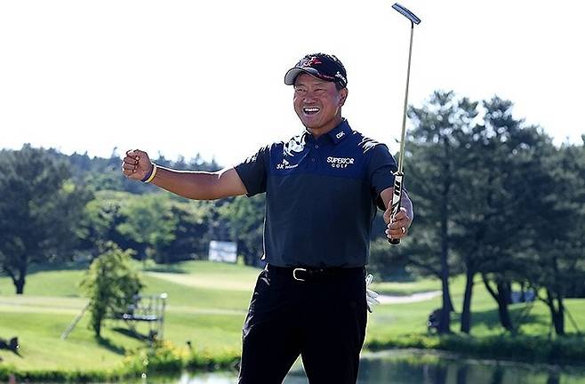 최경주, 54세 생일에 우승 파티…한국골프 최고령 우승(종합)