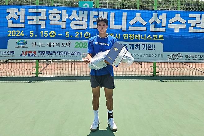 제주전국학생선수권 이웅비 남자단식 정상대학 진학 후 첫 우승