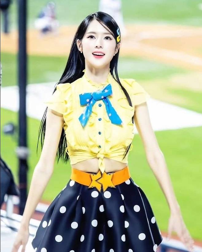 박기량 그때 그 시절 레트로 감성 제대로 스카프 두르고 땡땡이 미니스커트룩 스타와 패션