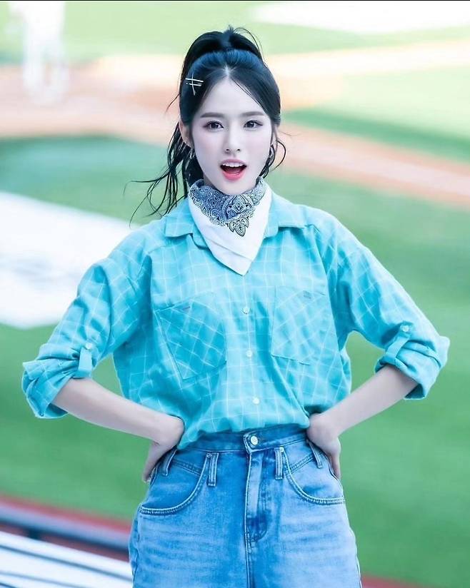 박기량 그때 그 시절 레트로 감성 제대로 스카프 두르고 땡땡이 미니스커트룩 스타와 패션