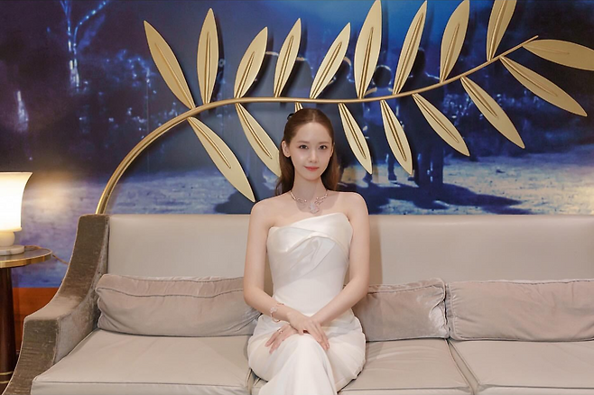 소녀시대 윤아 칸 영화제에서 빛나는 오프숄더 드레스 스타픽