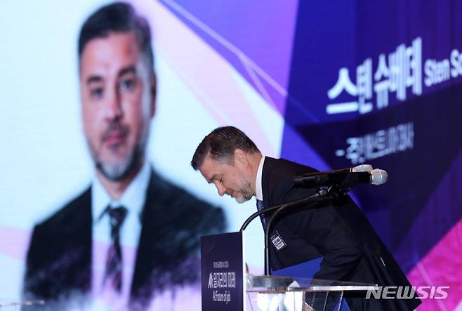 고개 숙여 인사하는 스텐 슈베데 에스토니아 대사