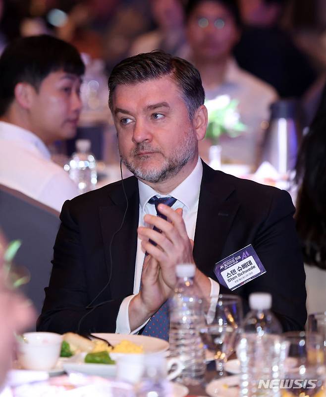 박수치는 스텐 슈베데 주한 에스토니아 대사