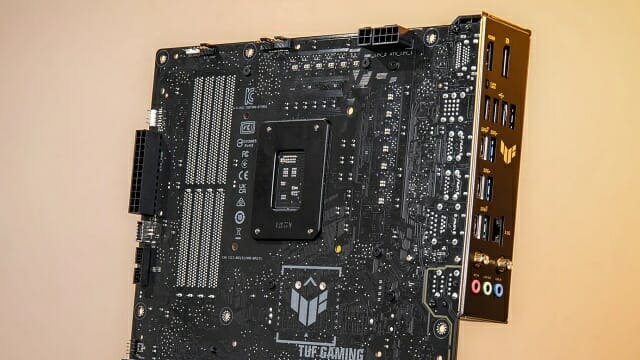 Pc 메인보드에 꽂힌 전원 케이블을 숨겨라