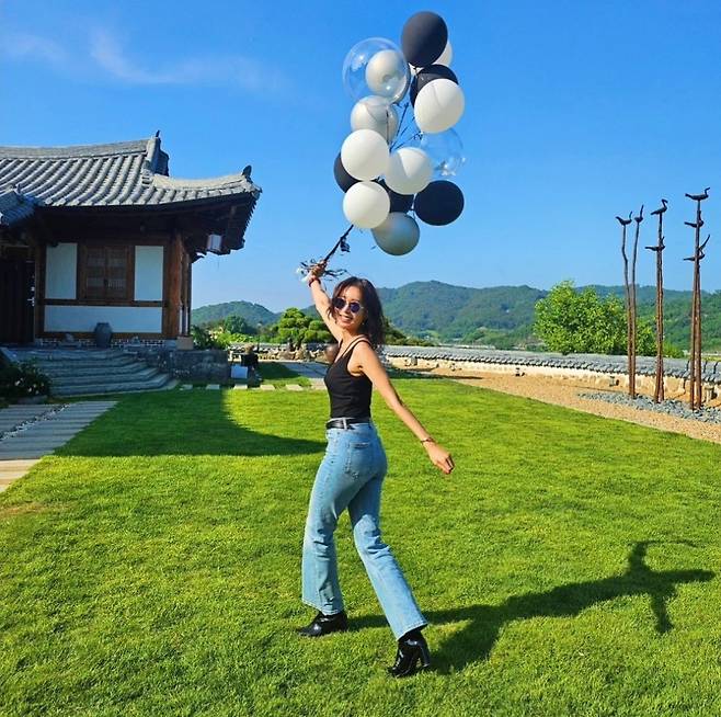 한다감 너무 신나 풍선 들고 동심으로 민소매 청바지 데일리룩 스타와 패션