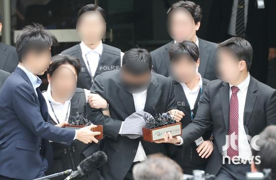 현장 포승줄 찬 김호중 구속될까유치장서 대기종합
