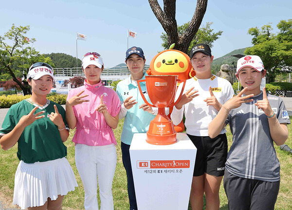 손가락으로 E1 포즈를 취하는 Klpga 간판스타들 E1채리티오픈