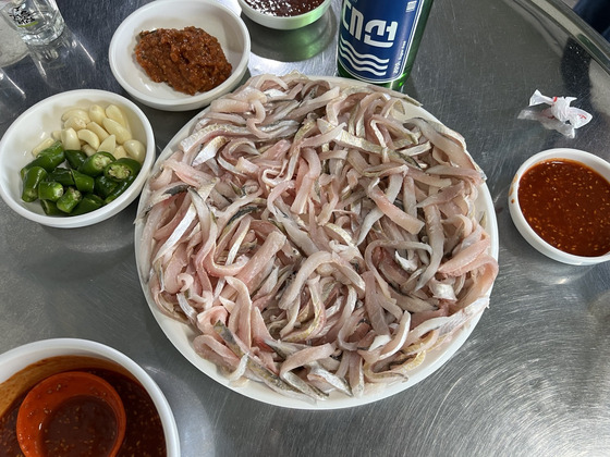 시대 굴곡따라 ‘무용지용세계 유일 ‘기장 짚불 꼼장어