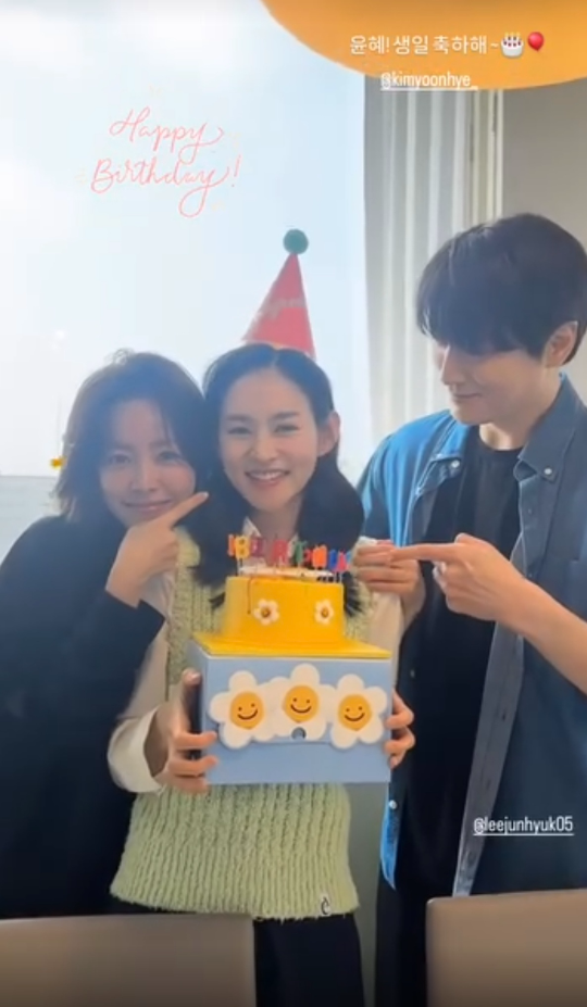 한지민 김윤혜 27번째 생일 파티 한지민 후배 챙기는 촛불같은 꼬깔모자