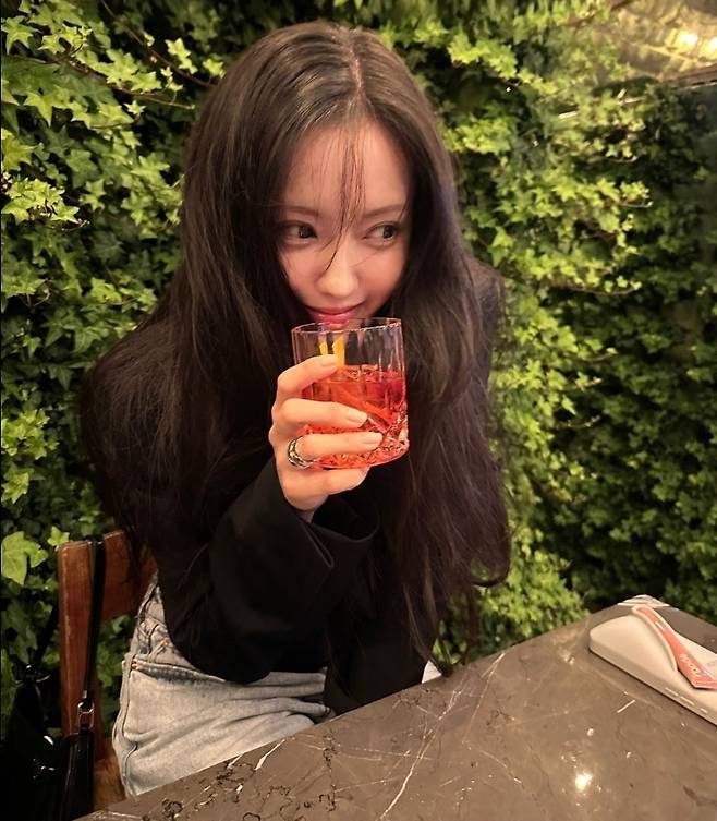 효민 속살 훤히 드러낸 과감함 똥머리 묶고 빛나는 상해 야경 감상 크롭톱 데님 팬츠룩 스타와 패션
