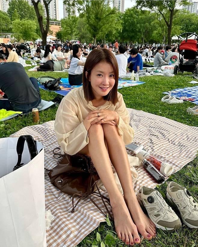 이시영 한강 드론쇼 관람 시스루에 빠진 숏츠 롱스커트 레이어드룩 스타와 패션