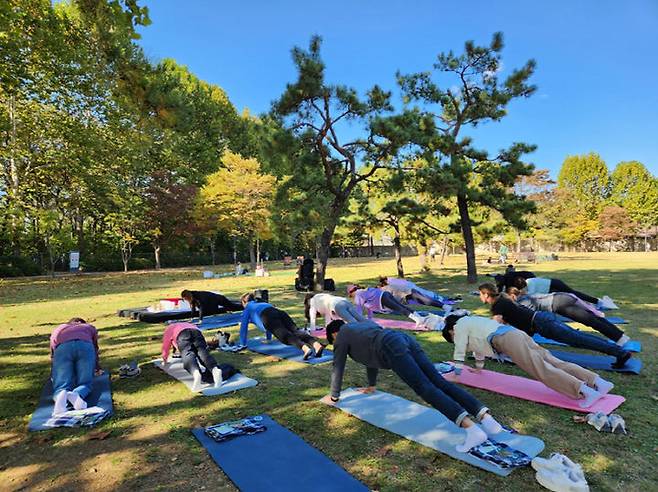무료로 요가 한 수 배우자용산가족공원에 요기 다니엘 온다