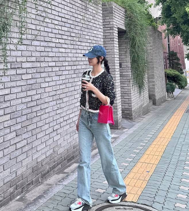 클라라 소두인증 캡 모자에 다 가려진 얼굴 트위드재킷 청바지 패션 스타와 패션
