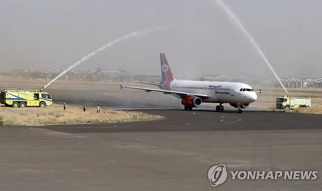 예멘 사나공항 상업비행 재개순례자 8천명 싣고 사우디로
