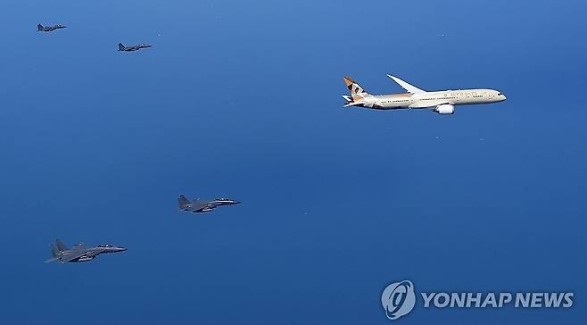 Uae 대통령 첫 국빈 방문공군 전투기 4대 호위 비행