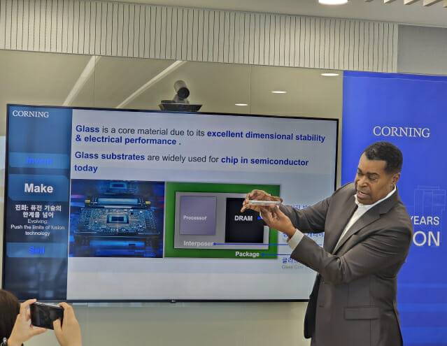 스마트폰 이어 반도체 유리기판까지코닝 글로벌 고객과 샘플 테스트 중