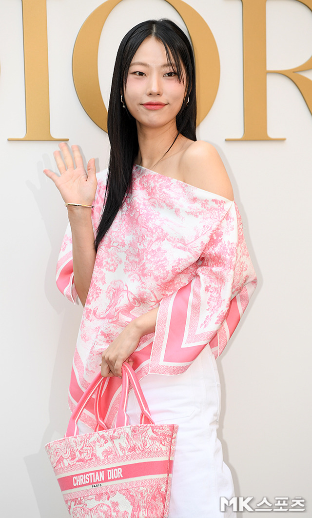박희정 감탄을 부르는 모델 핏 원숄더 블라우스 입고 세련된 패션 센스 뽐내 스타와 패션