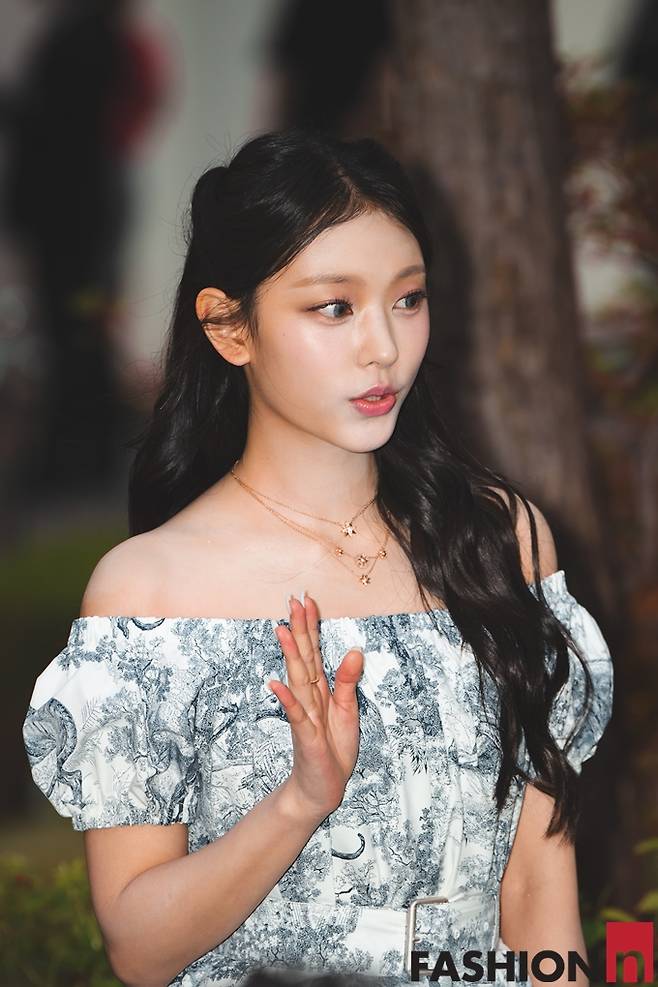 뉴진스 해린 동화 속 소공녀 러블리한 오프숄더 미니 원피스룩 패션엔
