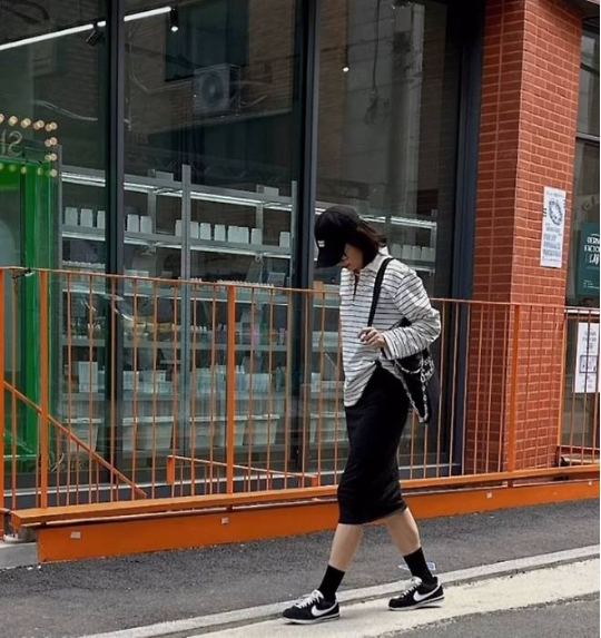 오연수 요즘 애착템 안경과 목걸이 스트라이프 셔츠로 멋 낸 세련된 데일리룩