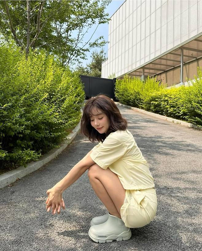 이주빈 머리 볶으니 딴사람 샛노란 반팔티에 숏팬츠 입고 산책 스타와 패션