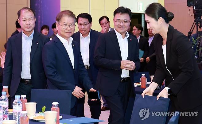 이정식 장관 석유화학산업 상생협력 확산 위한 협약식 참석