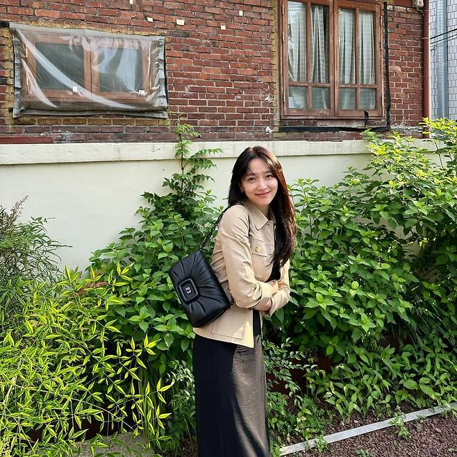 표예진 크롭탑과 와이드 슬랙스 입고 날씬한 복근 자랑해 라이프 뉴세이