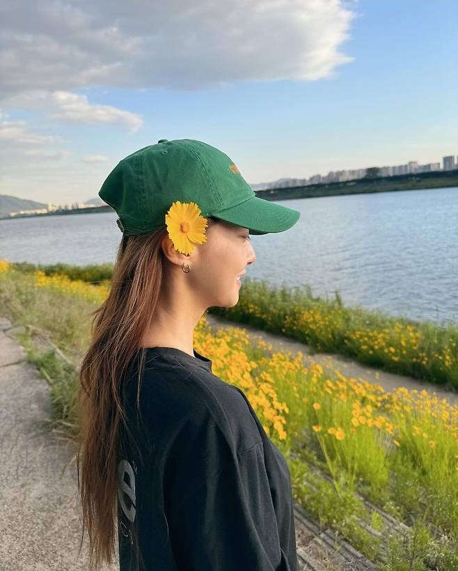 유인영 티셔츠에 캡모자 쓰고 산뜻한 꽃구경 나들이 스타와 패션