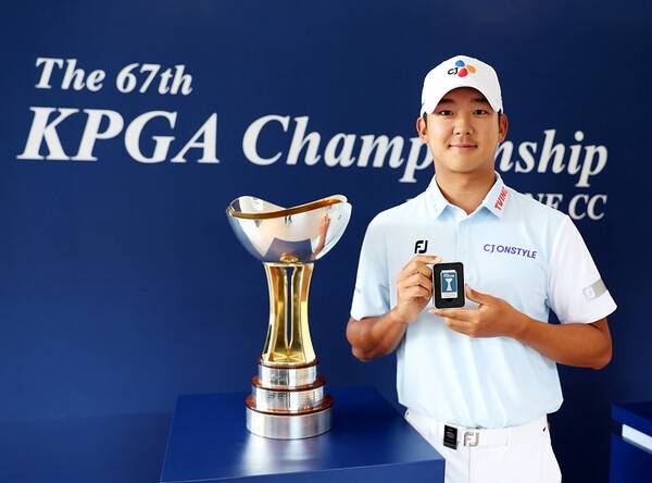 'KPGA 선수권대회 역대 챔피언 배지'를 받은 최승빈 프로
