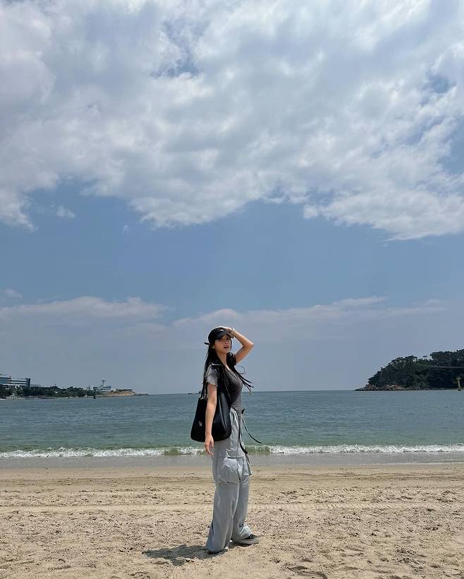 정유미 탁 트인 울산 바다에서 힐링 그라데이션 셔츠 카고 팬츠 여행룩 스타와 패션