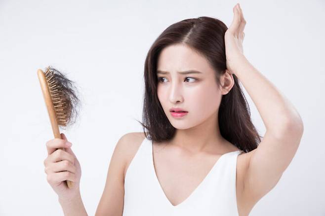 머리에 이런 습관 5가지 머리털 가늘어지다 뭉텅 빠진다