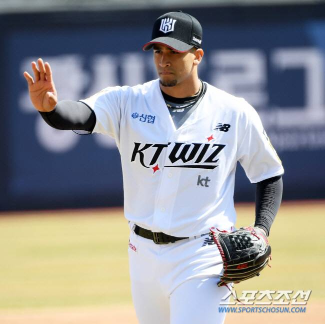 6년간 49승. 그런데 LG전 0승4패. 감독과 면담한 쿠에바스의 도전정신 "LG전 한번만 더 기회를"[수원 현장]