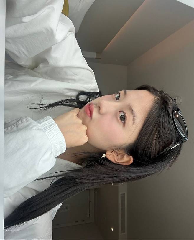 안유진 파리에서 쉬는 날 바람 숭숭 펀칭 민소매 카디건룩 스타와 패션