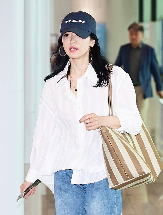 송혜교 화이트 셔츠와 청바지 무심한듯 힙한 공항패션 로마 출국길 패션엔