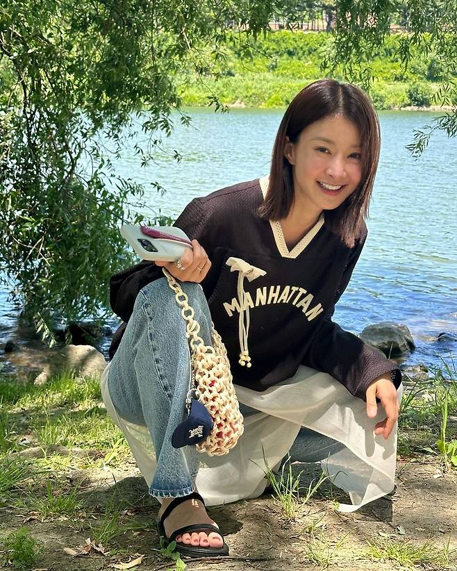 이시영브이넥 티와 청바지 시스루 랩스커트 레이어드하여 캐주얼룩으로 한강 나들이 라이프업