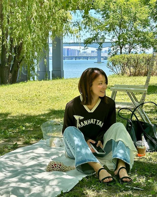 이시영브이넥 티와 청바지 시스루 랩스커트 레이어드하여 캐주얼룩으로 한강 나들이 라이프 뉴세이