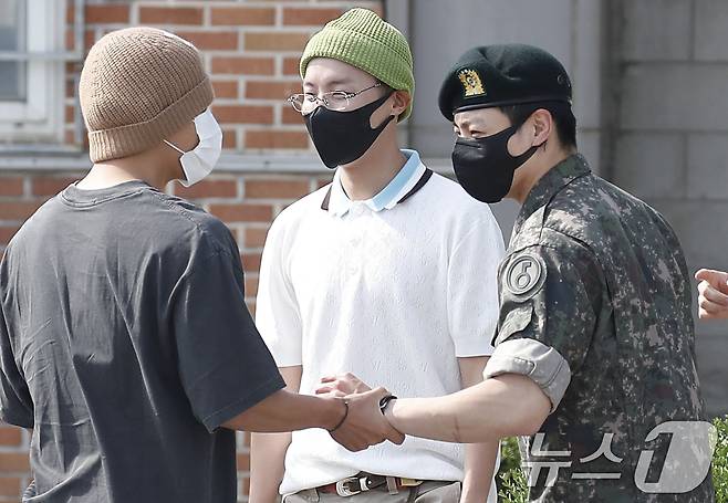 뉴스1 ★ Bts 진 눈물의 만기 전역rm·뷔·제이홉·지민·정국도 함께