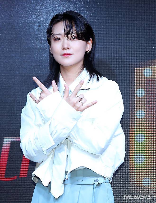 포즈 취하는 터치드 윤민