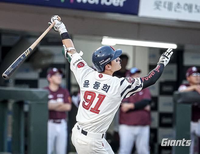‘데뷔 첫 연타석 홈런 기다리던 장타 툴 꺼낸 윤동희 이래서 롯데의 현재이자 미래
