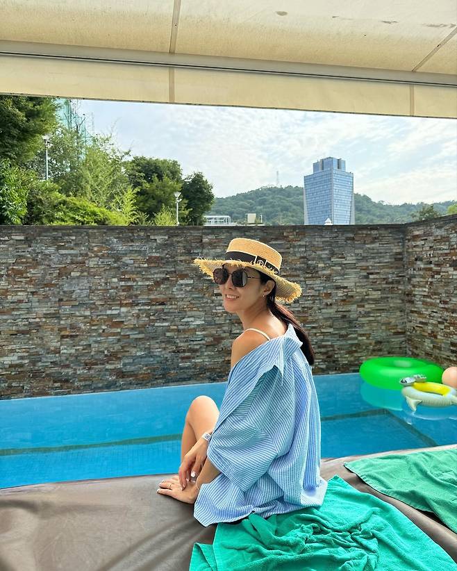 김성은 수영복 입고 호캉스하며 날씬한 몸매 자랑해 라이프 뉴세이