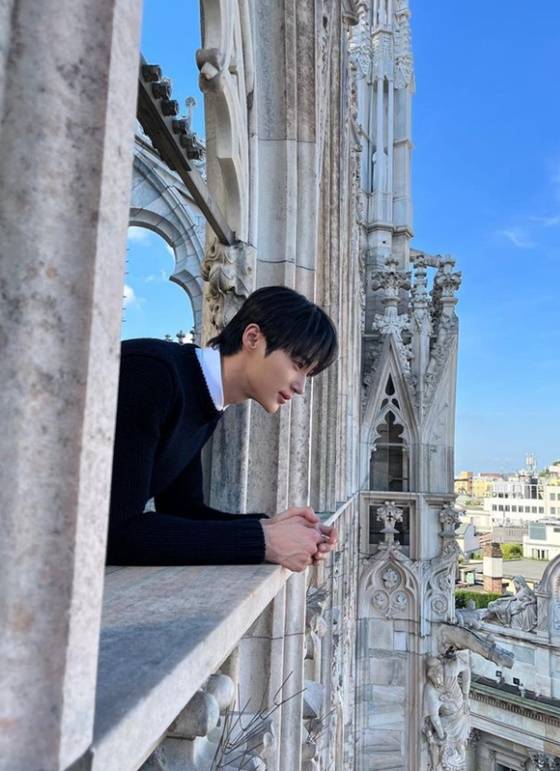 190cm 변우석 해외 셀럽보다 큰 키밀라노서 압도적 피지컬 자랑