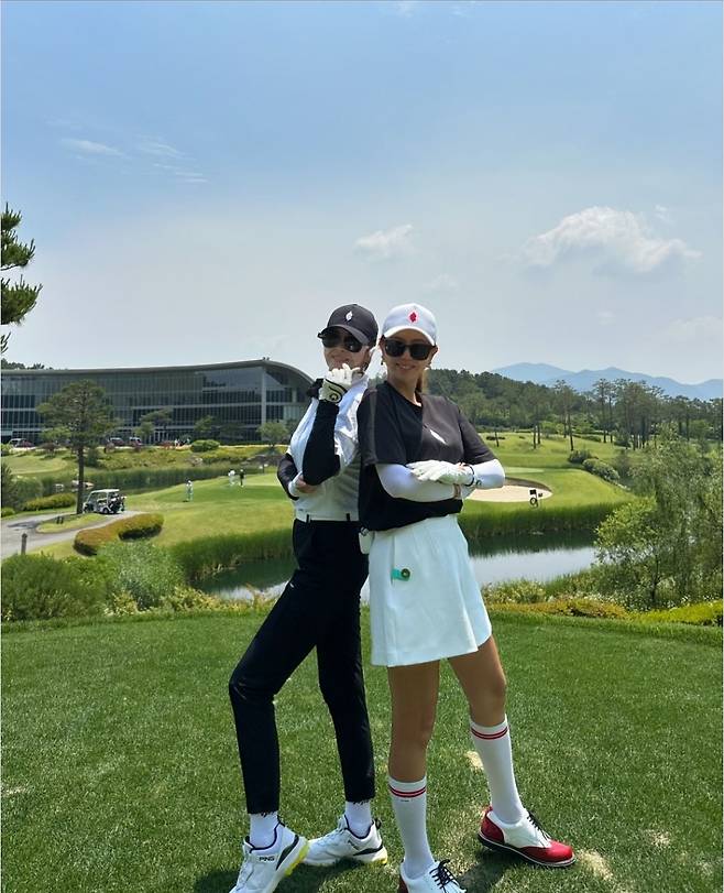 김선아 이윤미와 20년 지기 놀랍다 예쁜 언니들의 블랙앤화이트 깔맞춤 골프복 패션 스타와 패션