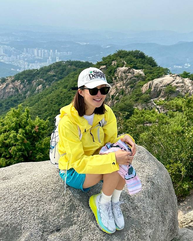 이시영 폭염주의보 뚫고 노란바람막이 입고 등산 라이프업
