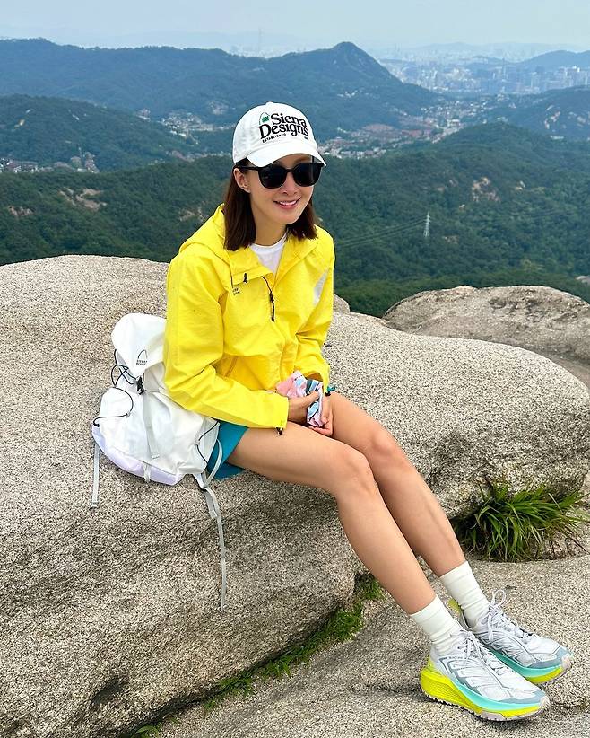 이시영 폭염주의보 뚫고 노란바람막이 입고 등산 라이프 뉴세이