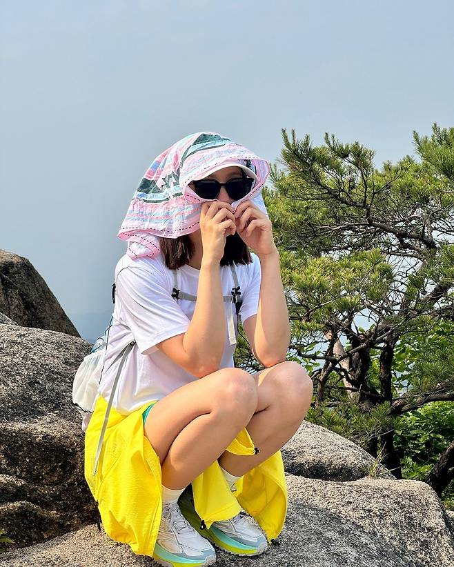 이시영 폭염주의보 뚫고 노란바람막이 입고 등산 라이프업