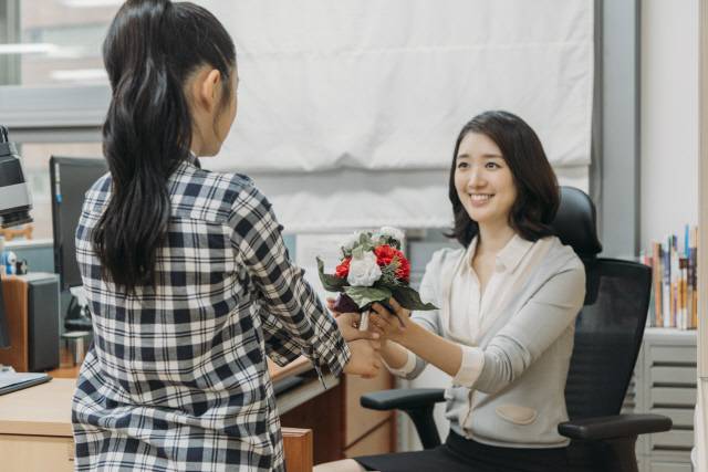 뽀뽀 그 이상도 했다여제자와 부적절 교제한 `중학교 여교사`
