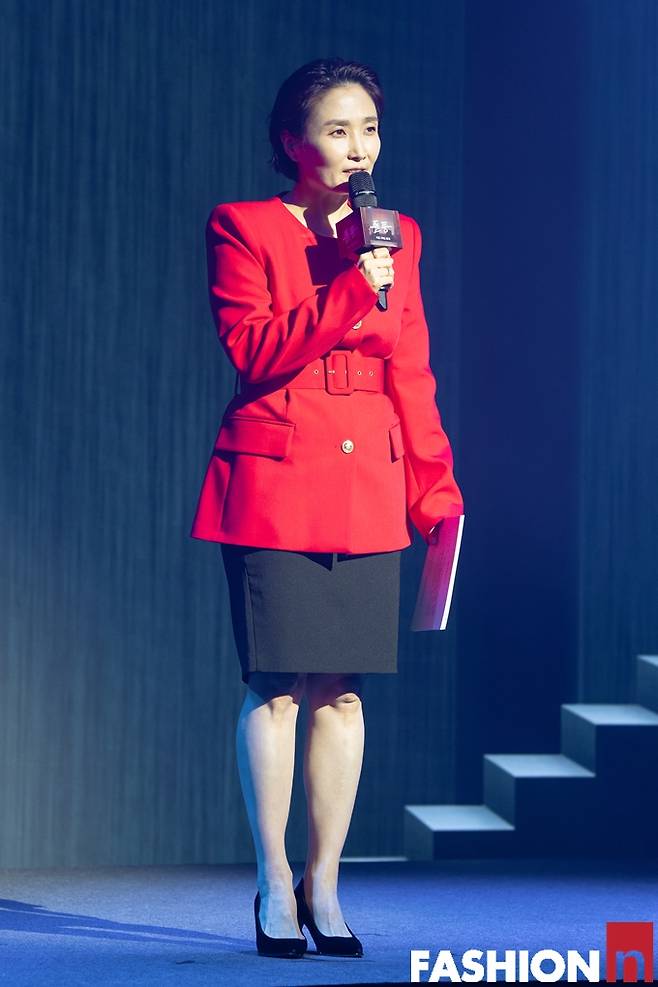 박경림 빈틈없는 샛빨간 카리스마 포스 넘치는 벨티드 재킷 파워우먼룩 패션엔