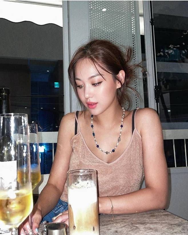 원빈 조카 김희정 구릿빛 핫바디로 사로잡은 민소매 숏팬츠룩 스타와 패션