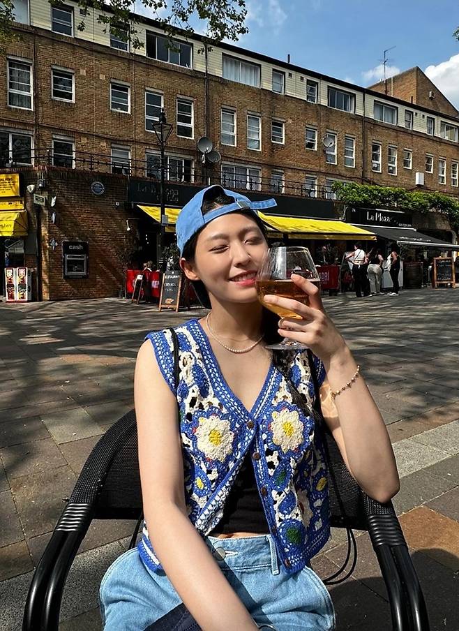 설현 영국 노팅힐에서 할머니 패션 귀엽게 차려 입은 Y2k 꽃무늬 조끼 여행룩 패션엔